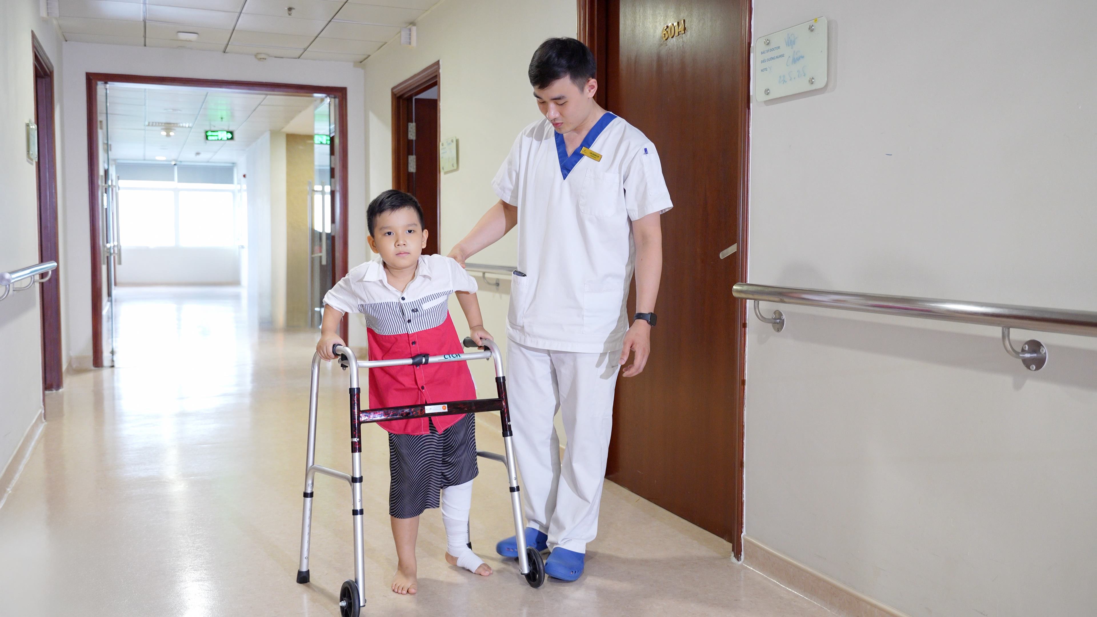 VINMEC LẦN ĐẦU THAY TOÀN BỘ XƯƠNG ĐÙI CHO BỆNH NHI UNG THƯ NHỎ TUỔI NHẤT THẾ GIỚI - Tập đoàn ...